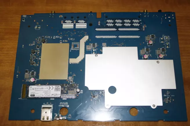 Achteraanzicht van de ASUS BRT-AC828 routerkaart