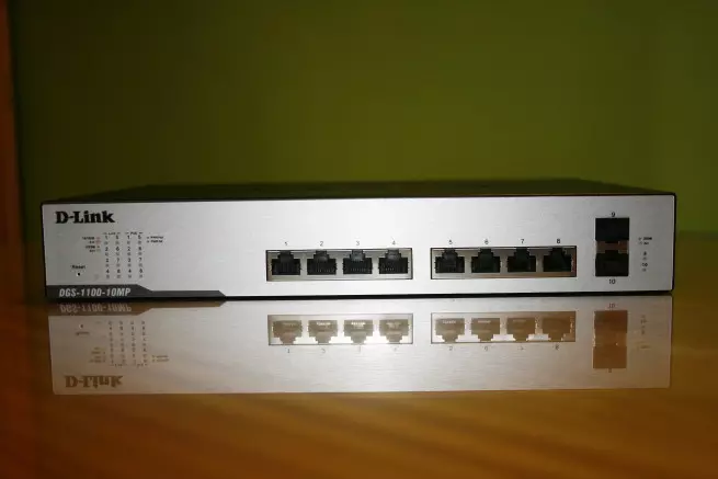 D-Link DGS-1100-10MP Managed Switch ด้านหน้าในรายละเอียด