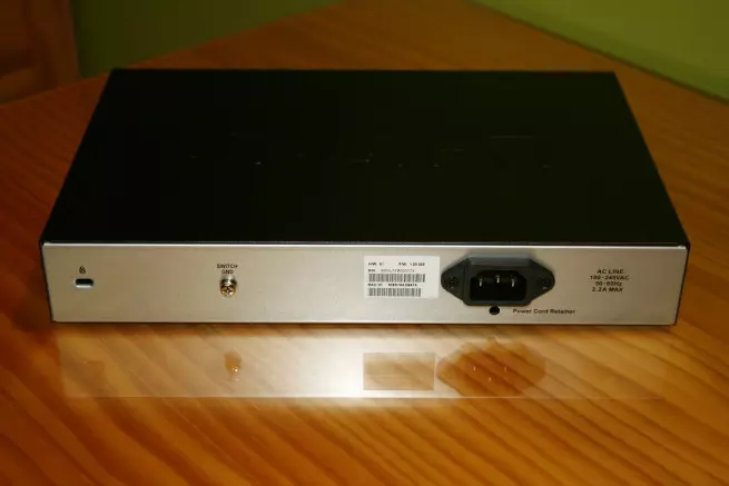 D-Link DGS-1100-10MP व्यवस्थापित स्विचचा मागील भाग