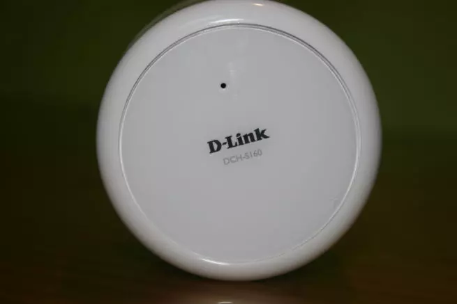 Sa atubangan sa D-Link DCH-S160 Water Sensor nga kagamitan nga adunay status nga LED