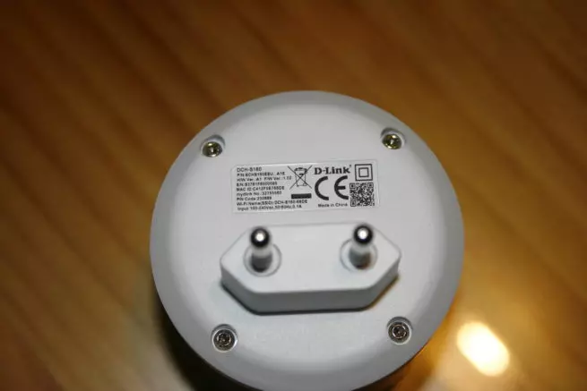 Ang likod nga bahin sa D-Link DCH-S160 Water Sensor nga adunay power connector