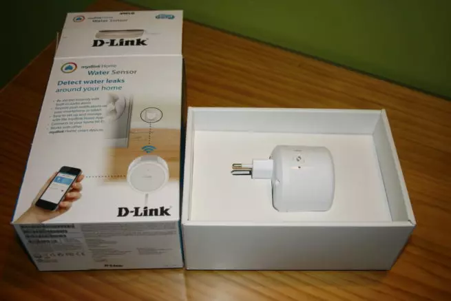 Vo vnútri krabice so zariadením D-Link DCH-S160 Water Sensor