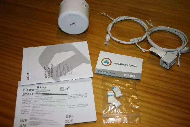 Contents of the device box D-Link DCH-S160 Water Sensor