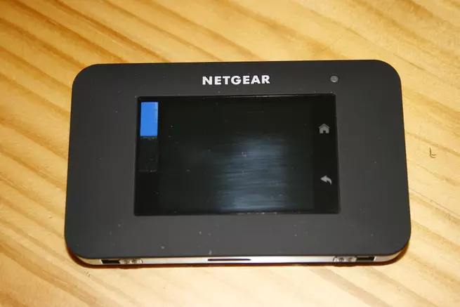 NETGEAR AirCard AC790 4G राउटरची टच स्क्रीन तपशीलवार