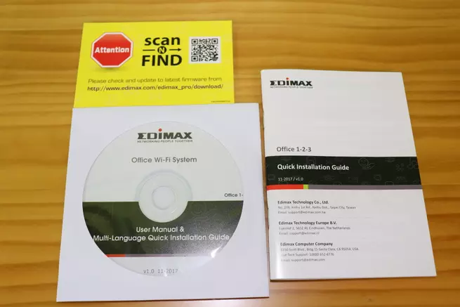 Documentation on paper and CD of the Edimax Office 1-2-3 in detail