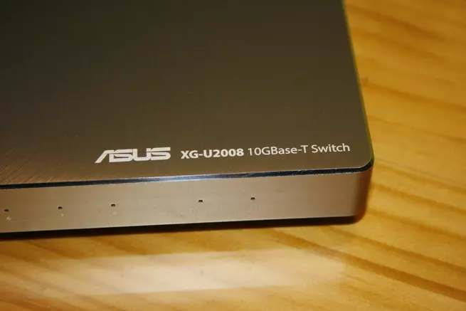 Detalle do gravado do interruptor ASUS XG-U2008
