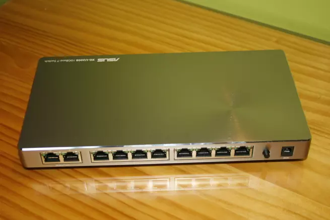 ASUS XG-U2008 jungiklio galinė dalis su visais Ethernet prievadais