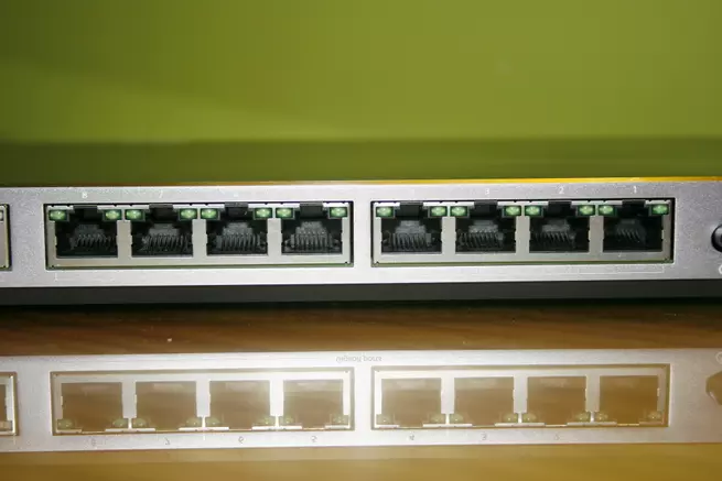 Gigabit Ethernet madoko a ASUS XG-U2008 switch