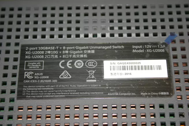 Detalle do adhesivo do interruptor ASUS XG-U2008