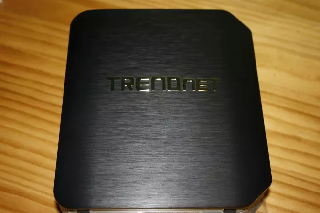 TRENDnet TEW-812DRU v2 ニュートラル ルーターの正面図