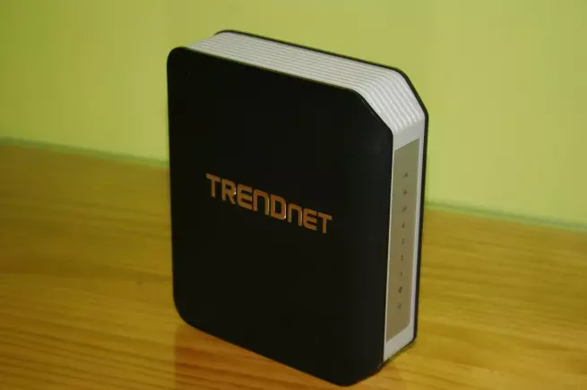 TRENDnet TEW-812DRU v2 Mwonekano wa Upande wa Kushoto