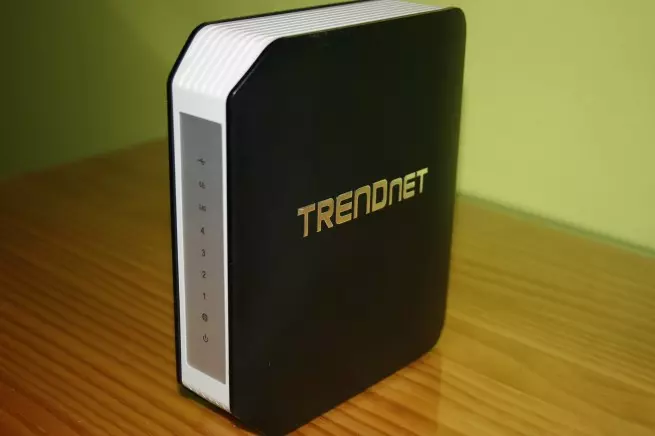 TRENDnet TEW-812DRU v2 右側面図