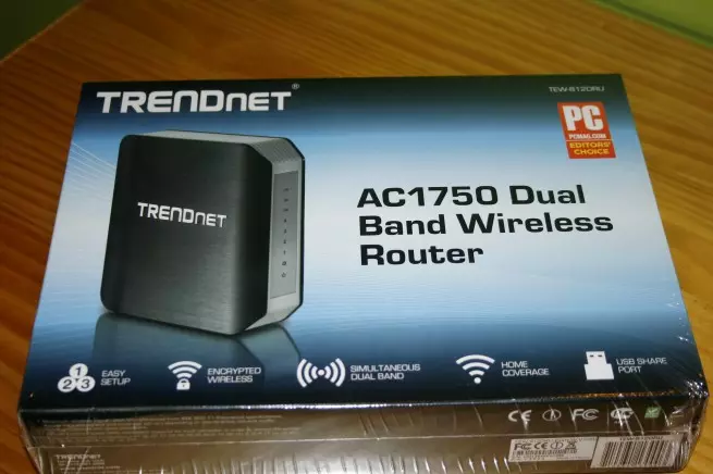 TRENDnet TEW-812DRU v2 ボックスの正面図