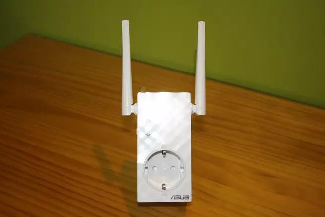 ASUS RP-AC53 Wi-Fi repetitor prednji