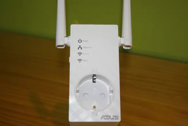 Električna utičnica i LED diode ASUS RP-AC53 Wi-Fi repetitora