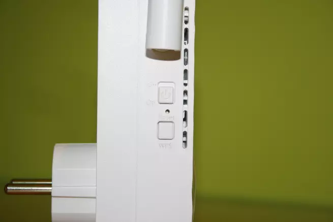 ASUS RP-AC53 Wi-Fi repeater buttons in detail