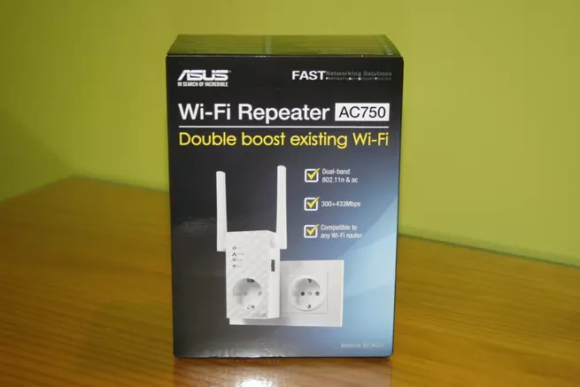 ASUS RP-AC53 Wi-Fi repeater box front