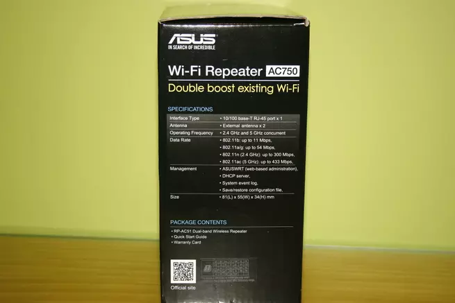 Linkerkant fan 'e ASUS RP-AC51 Wi-Fi repeater doaze