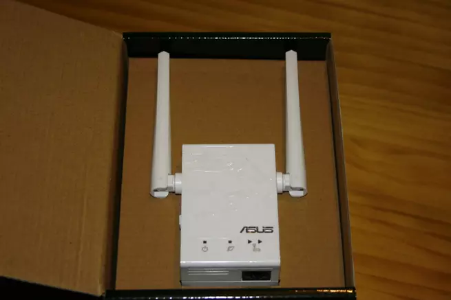 ASUS RP-AC51 Wi-Fi გამეორების ყუთის ინტერიერი დეტალურად