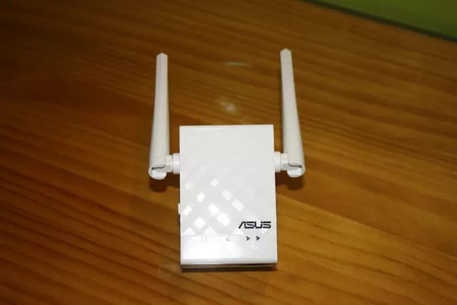 Передня панель повторювача ASUS RP-AC51 зі світлодіодами стану