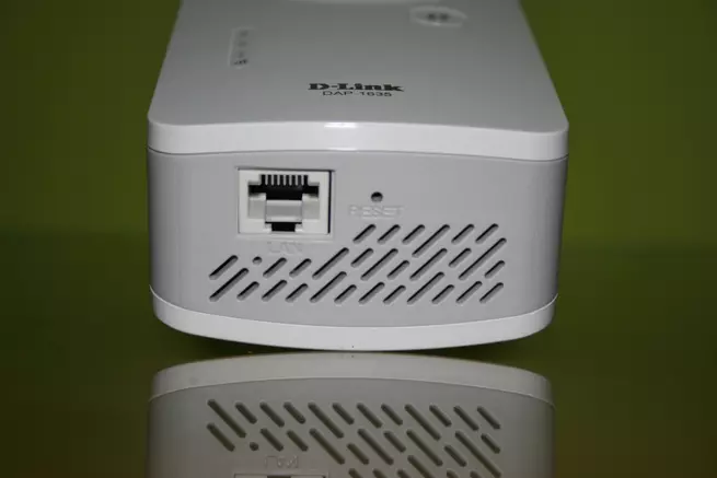 Gigabit-Ethernet-Anschluss und RESET-Taste am D-Link DAP-1635