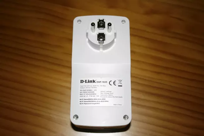 Հետևի Wi-Fi կրկնող D-Link DAP-1635