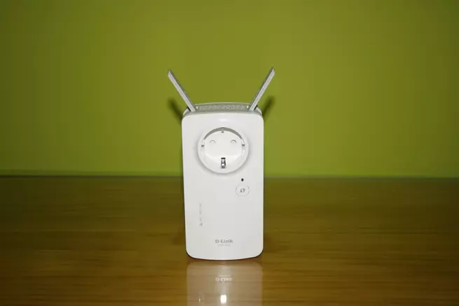 D-Link DAP-1635 Wi-Fi repeater posing ກັບເສົາອາກາດທີ່ຕິດຕັ້ງ