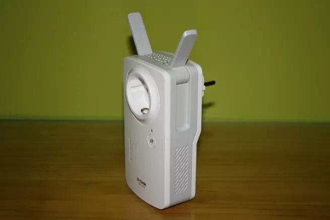 The D-Link DAP-1635 Wi-Fi repeater posing with the antennas deployed
