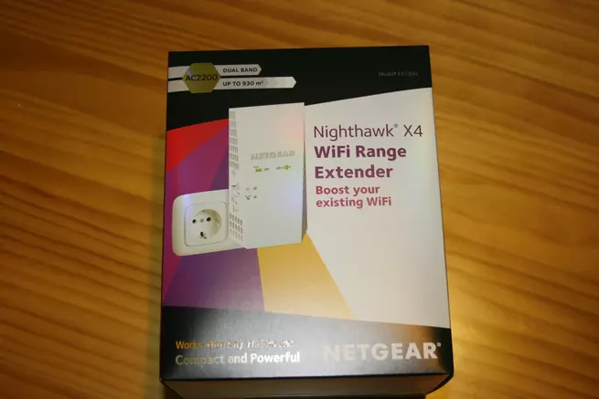 NETGEAR EX7300 Repeater Box að framan