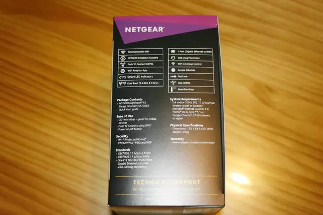 Десната страна на NETGEAR EX7300 Wi-Fi Repeater