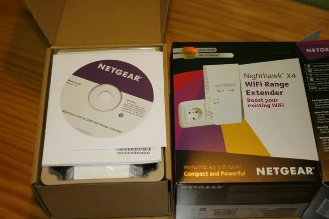 Кутија за повторувач за Wi-Fi NETGEAR EX7300 Внатре