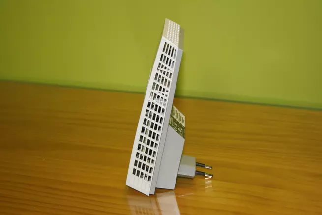 Десната страна на NETGEAR EX7300 Wi-Fi Repeater