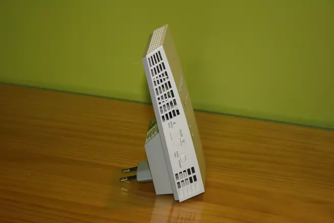 Akụkụ aka ekpe nke NETGEAR EX7300 Wi-Fi Repeater