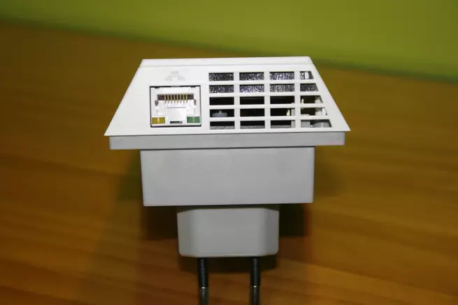 Gigabit port i luga ole NETGEAR EX7300 Wi-Fi Repeater