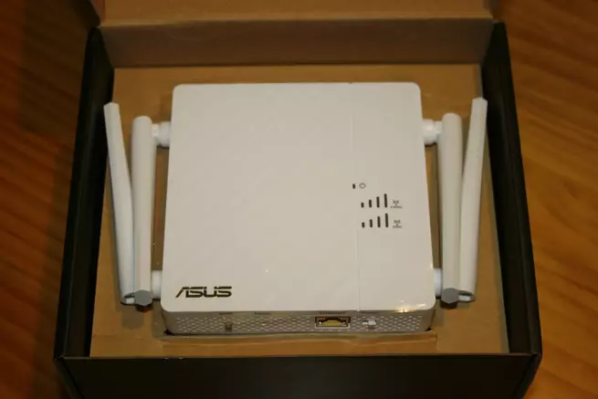 ASUS RP-AC87 Wi-Fi Repeater Box всередині