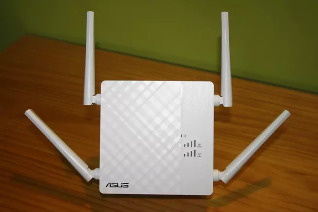 Repetor Wi-Fi de înaltă performanță ASUS RP-AC87 Front