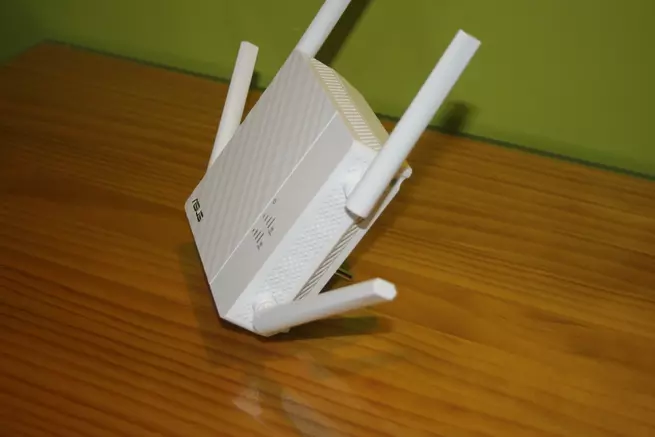 ASUS RP-AC87 Wi-Fi 中继器右侧