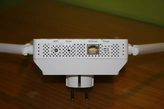 Detalje af Gigabit-porten på ASUS RP-AC87 repeateren