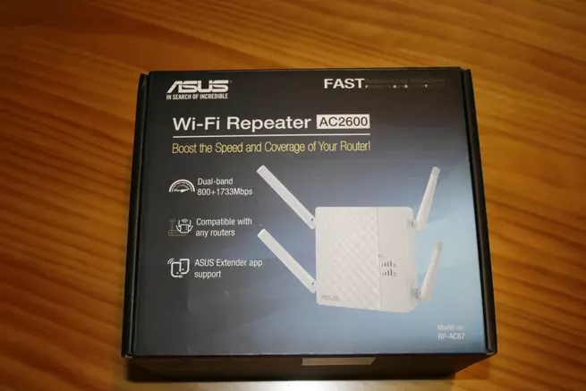 Avant du boîtier répéteur Wi-Fi ASUS RP-AC87