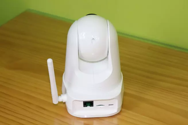 Задняя частка IP-камеры D-Link DCS-8525LH у дэталях