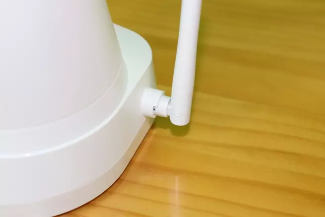 Renkontu la Wifi-antenon de la IP-fotilo D-Link DCS-8525LH