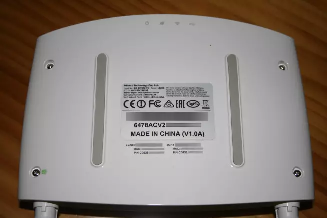 Vista inferior del router Edimax BR-6478AC V2 amb l'adhesiu de dades