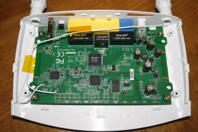 Mga internal nga sangkap sa Edimax EW-6478AC V2 router