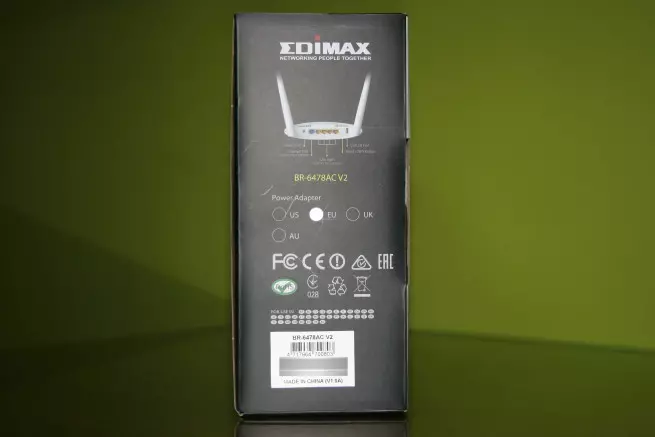 Partea dreaptă a casetei routerului Vedere frontală a casetei routerului Edimax BR-6478AC V2