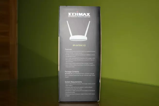 Sisi kénca kotak router Témbongkeun hareup kotak router Edimax BR-6478AC V2