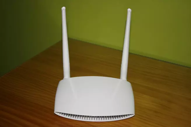 Forsiden af den neutrale router Set fra højre side af routerboksen Set forfra af Edimax BR-6478AC V2 routerboksen