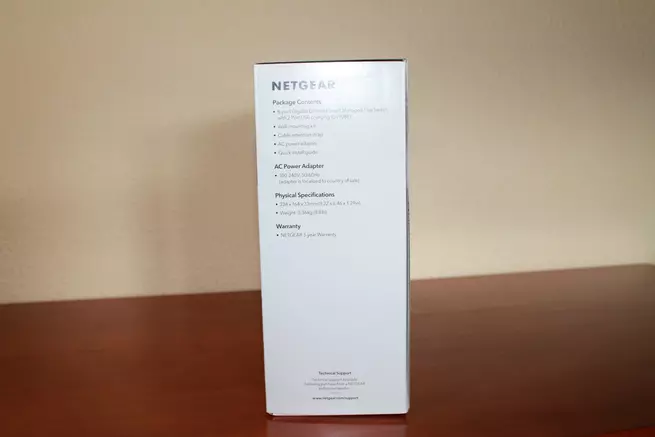 NETGEAR GS908E qutusunun bir tərəfinin şəkli