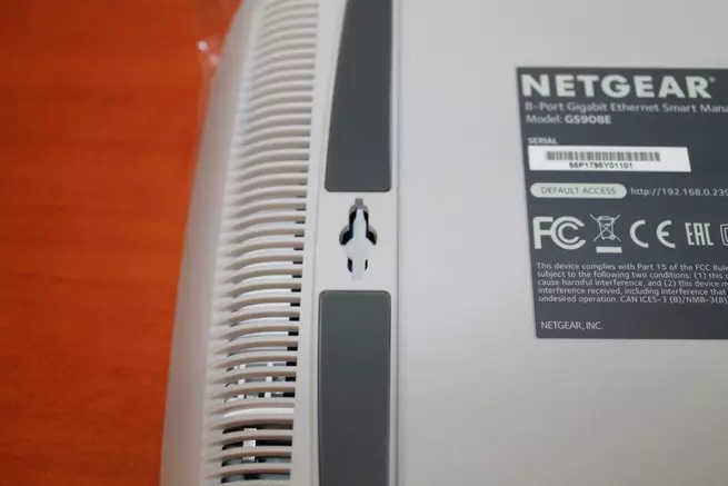 Detalo de la NETGEAR GS980E-ŝaltilmuntaj punktoj