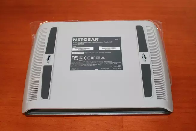 NETGEAR GS980E անջատիչի ներքևի պատկեր