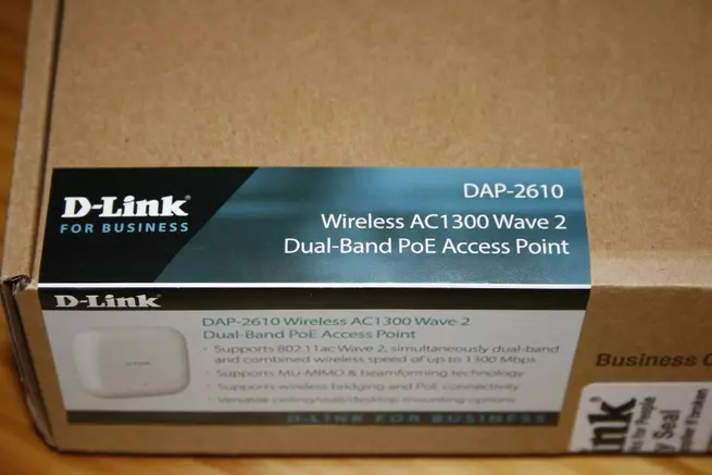 পেশাদার AP D-Link DAP-2610 এর বৈশিষ্ট্য সহ স্টিকার